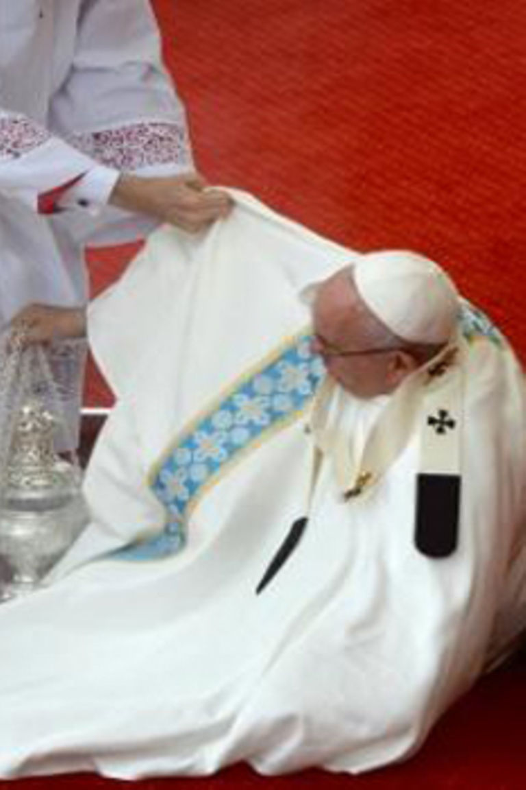 Pope Francis falls in Poland, escapes injury - The Citizen