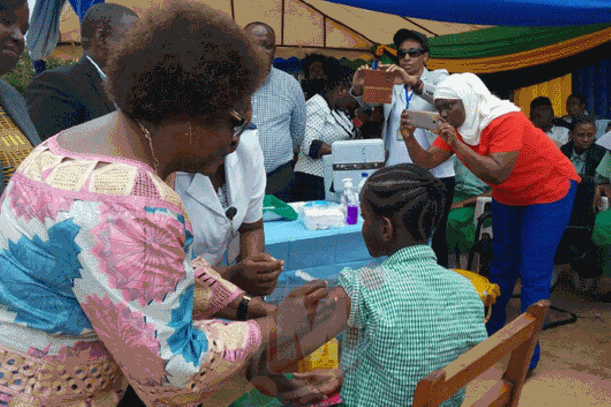 Politicians criticized for holding syringes to vaccinate girls ...