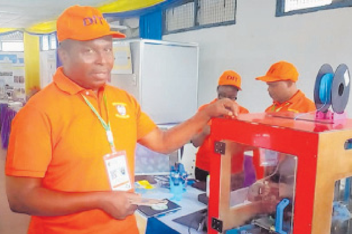DIT invents machine for making plastic products | The Citizen