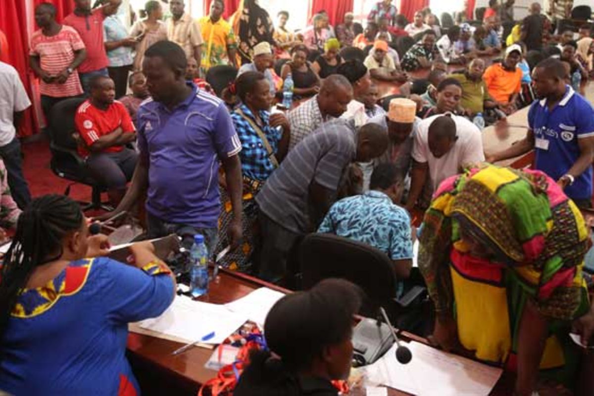 Petty traders turn out en masse for new IDs | The Citizen