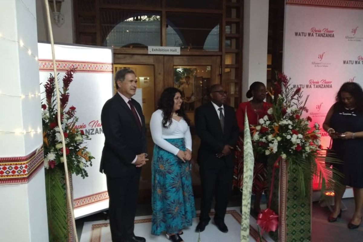 Teenager Rania Nasser launches 'Watu wa Tanzania' photo exhibition ...