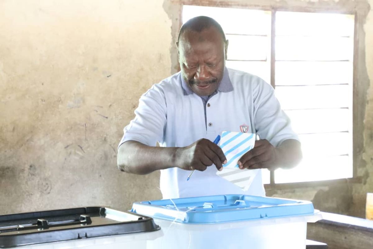 VIDEO: Prof Lipumba casts his vote at Mtakuja Primary School centre ...