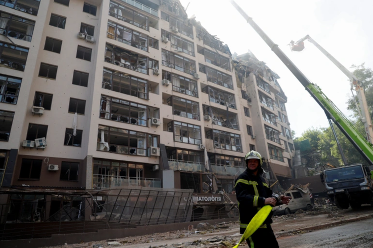 Russian missiles hit Kyiv residential buildings | The Citizen
