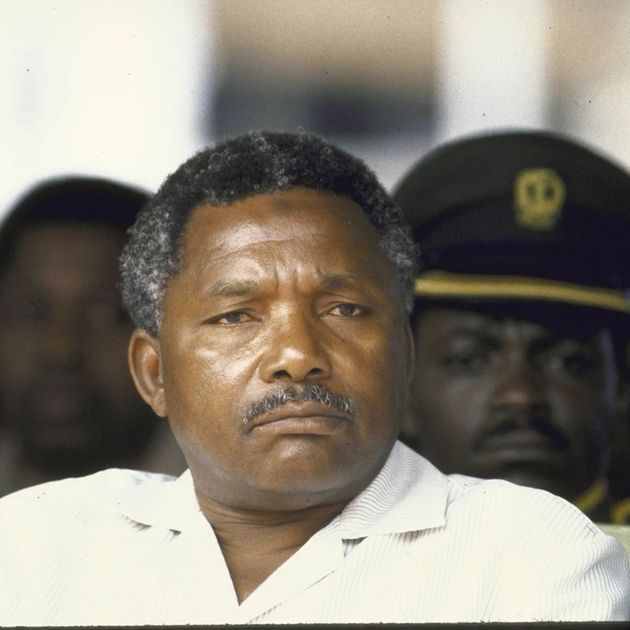 Hearse carrying the body of President Mwinyi passes across Dar es ...