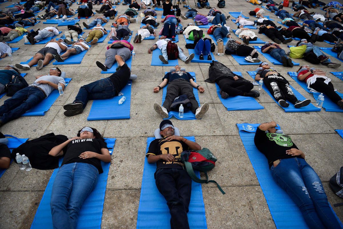 Collective siesta in Mexico City aims to promote the right to sleep ...